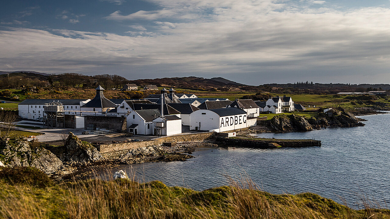 Moments - Cornèrcard | Wie das Ardbeg House schottisches Whisky-Erbe…